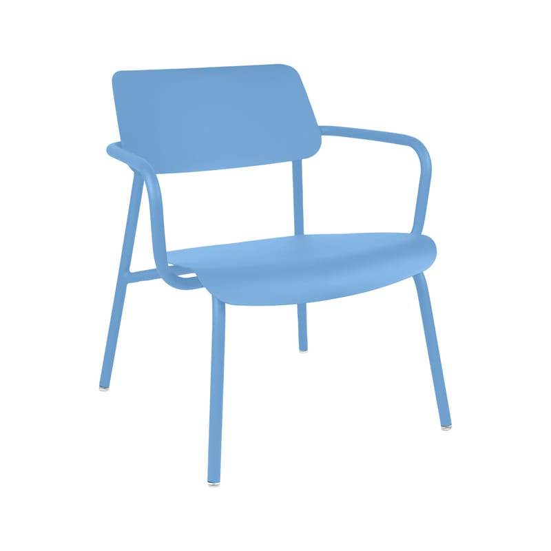 Fauteuil bas empilable Studie Fermob - bleu | Made In Design