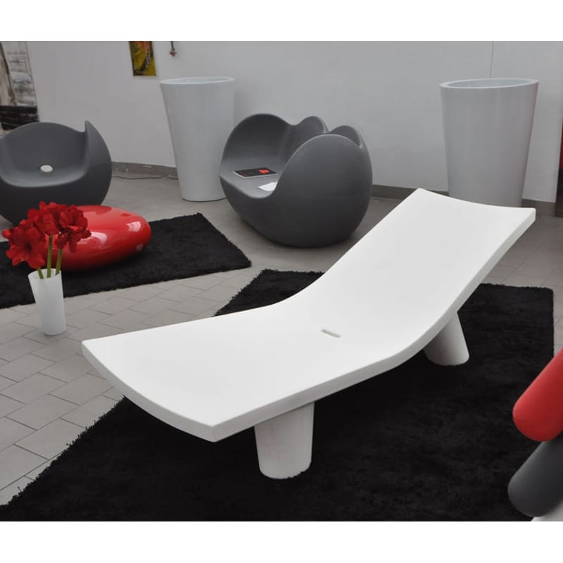 Feststehender Liegestuhl Low Lita Lounge von Slide - milchweiß | Made ...