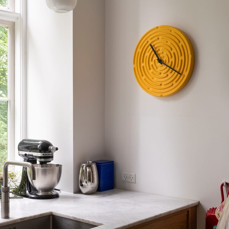 Wanduhr Minos von raawii - gelb dunkelgrün | Made In Design