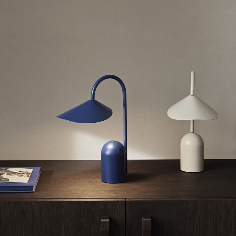 Lampe sans fil rechargeable Arum LED Ferm Living - bleu | Made In Design