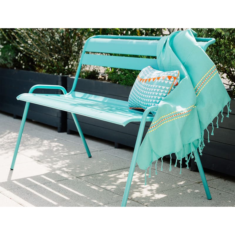 Bank mit Rückenlehne Monceau von Fermob - acapulcoblau | Made In Design