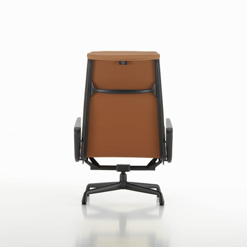 Drehsessel Soft Pad Lounge EA 222 von Vitra - schwarz cognac | Made In ...