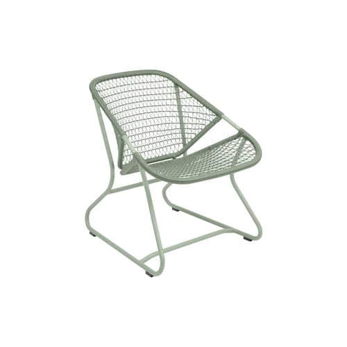 Fauteuil bas Sixties Fermob / Assise souple plastique tressé - Vert - Plastique | Made In Design