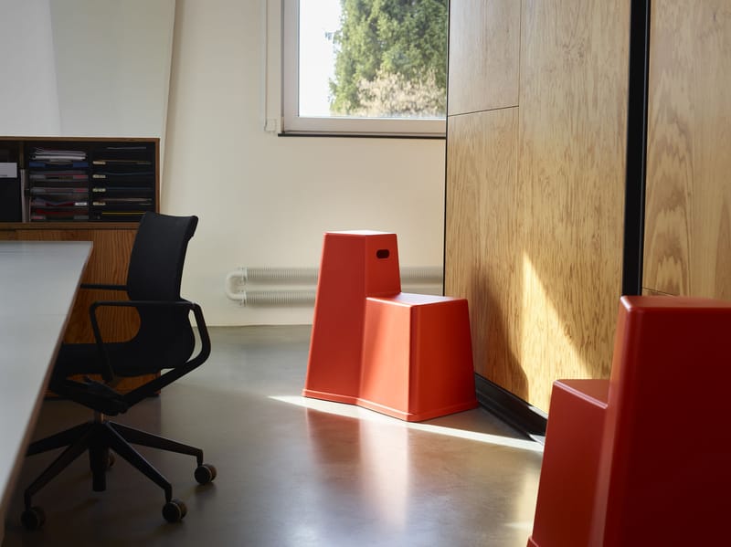 Hocker Stool-Tool von Vitra - klatschmohnrot | Made In Design