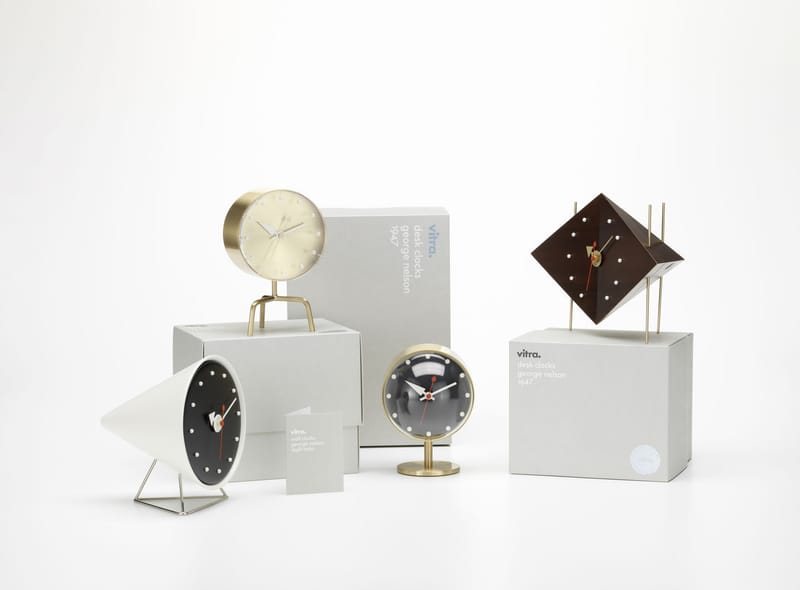 Standuhr Desk Clock - Night Clock von Vitra - messing | Made In Design